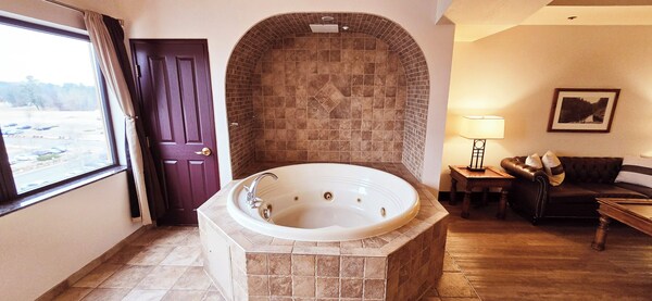 2br 2ba Penthouse At Chula Vista, Large In-unit Hot Tub! Close To Downtown! - Wisconsin Dells, WI