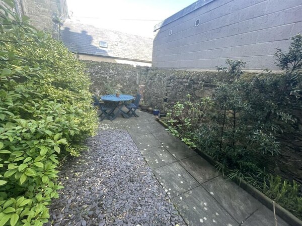 Spacious 4 Bedroom Townhouse With Traditional Features And Private Courtyard - Cupar