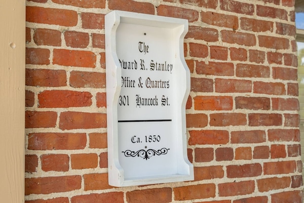 301 On Hancock - One Bedroom Apartment, Sleeps 4 - New Bern, NC