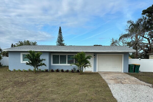 Cozy 3-bedroom Home Near Floridas Space Coast - Merritt Island, FL