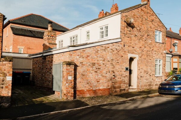 Spacious 4 Bed Home In Chester. Parking For 1 Car - Cheshire