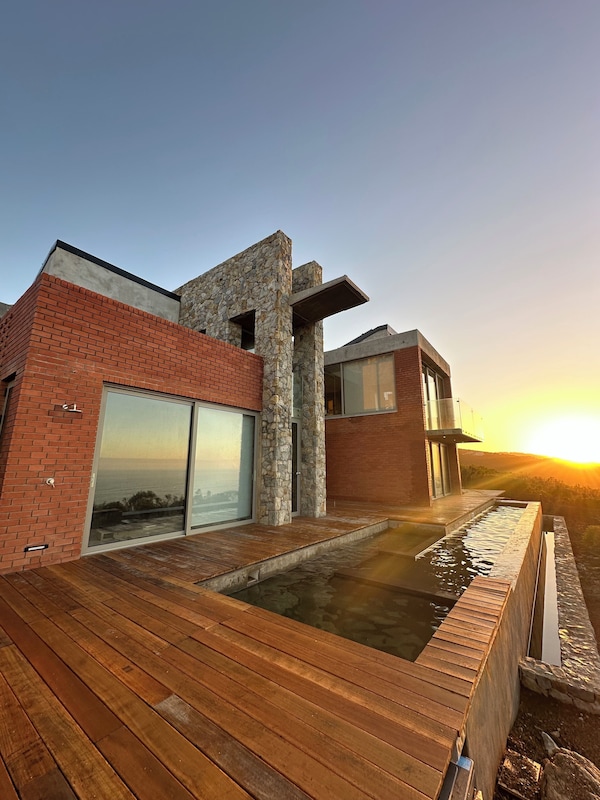 Luxury House In Herolds Bay. Stunning Ocean Views. Hiking, Cycling And Golf. - George