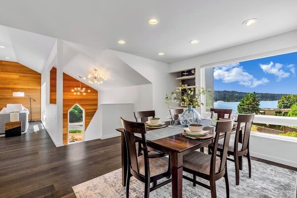 Modern And Relaxing Lake Sammamish View House - Sammamish, WA