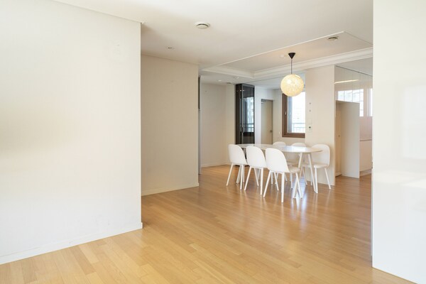 Spacious 2bdr 2bth Room In Gangnam 105m2 - Seúl
