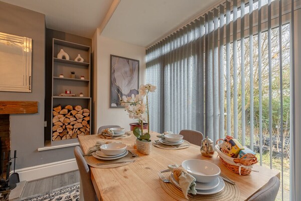 Glenroy Place -  Sleeps 7 | Drive | Log Burner - Skipton