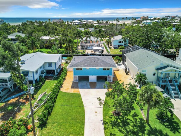 244 Dundee - Dog Friendly Island Cottage On Canal, Short Walk To The Beach! - Fort Myers Beach, FL