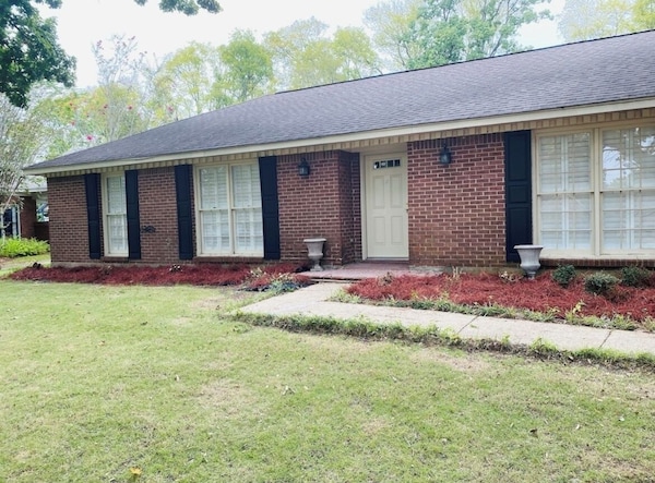 2 Bed - 2 Bath Full Private Home - Fast Wi-fi - Sleeps 4 - Montgomery, AL
