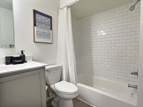 Downtown Retreat W/ Private Balcony & Free Parking - Homewood, AL