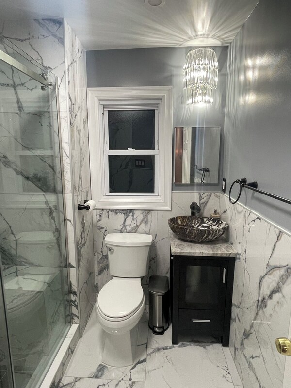 Charming 2-bedroom Condo, 10 Minutes From Newark Airport, With Private Parking. - Newark, NJ