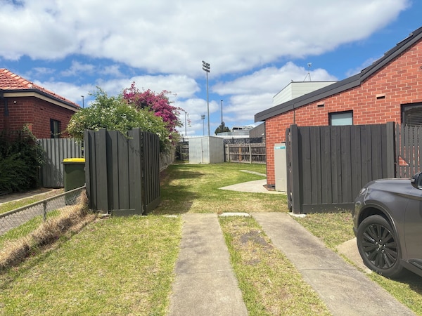 Newly Renovated, Family & Pet Friendly Two Bedroom Property In Geelong. - Avalon Airport