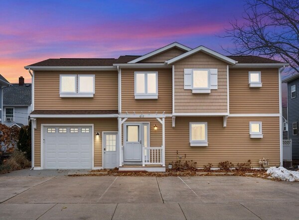 Dreamy Cottage 2 Blocks To Beach, Hot Tub, Arcade! - South Haven, MI