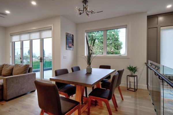 White Rock Mansion Sleeps 20, Chef Kitchen, Views, Theatre Room, Game Room - Surrey