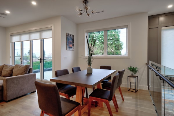 White Rock Mansion Sleeps 20, Chef Kitchen, Views, Theatre Room, Game Room - Surrey