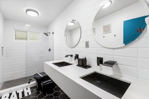 Spacious 4-bedroom House With Pool, Bbq, Near Strip/downtown - NAB Show