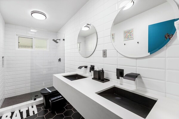 Spacious 4-bedroom House With Pool, Bbq, Near Strip/downtown - NAB Show