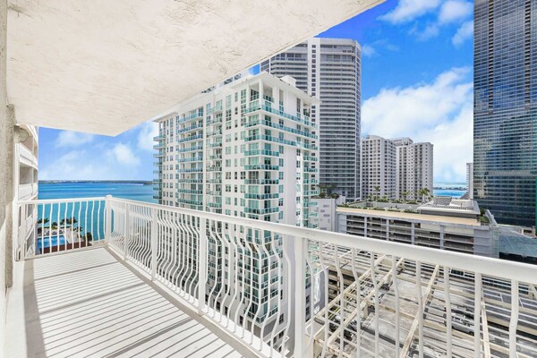 Elegant Brickell Retreat + Free Parking - Palmetto Bay, FL