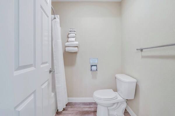 Three Bedroom 2 Bathroom Hotel Suite - Kelleys Island, OH