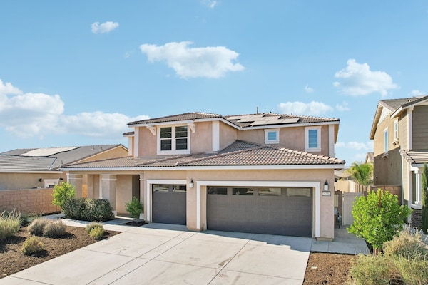 Ultra Spacious 3000 Sqft 5-bedroom House With Gated Yard, Garage - Perris, CA