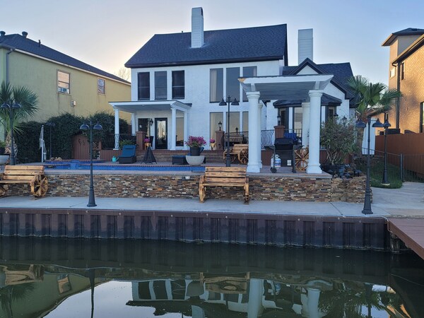 Lakefront Oasis - Crosby, TX