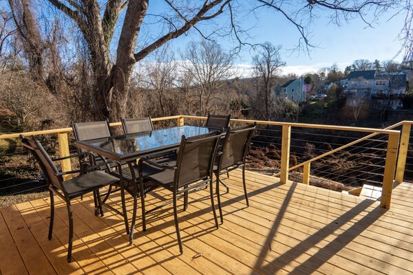Charming Creekside Gem Near Downtown - Charlottesville, VA