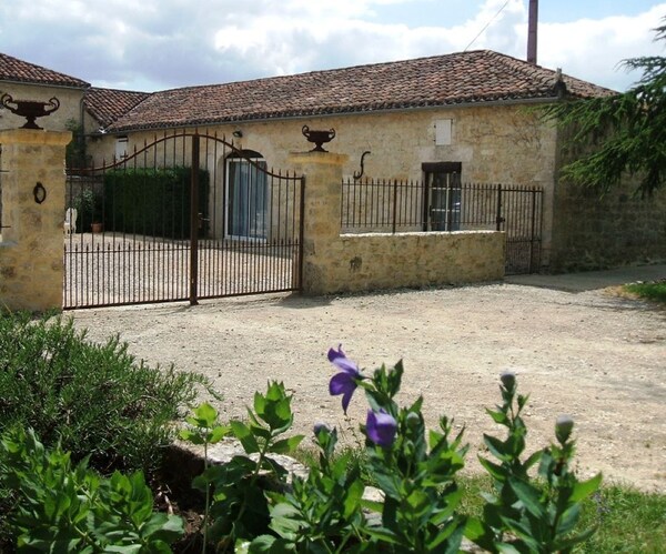 Gîte Avec Grande Piscine, Aire De Jeux, Adapté Pmr. Literie De Qualité. - Lot