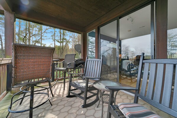 New Listing  Delightful 3-bedroom Condo In Lake Toxaway With Stunning Views - Lake Toxaway, NC