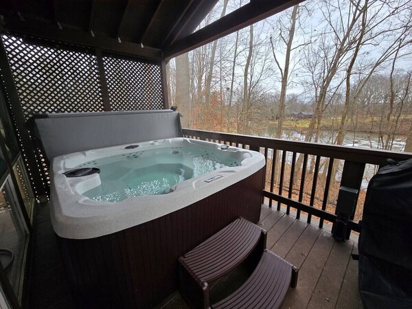 Black Bear At Heron Hill Retreat Hot Tub On Lake! - Kent, OH