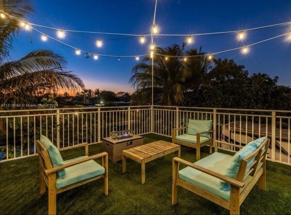 Hot Tub! Roof Top! Firepit! Boat Dock! - Sunrise, FL