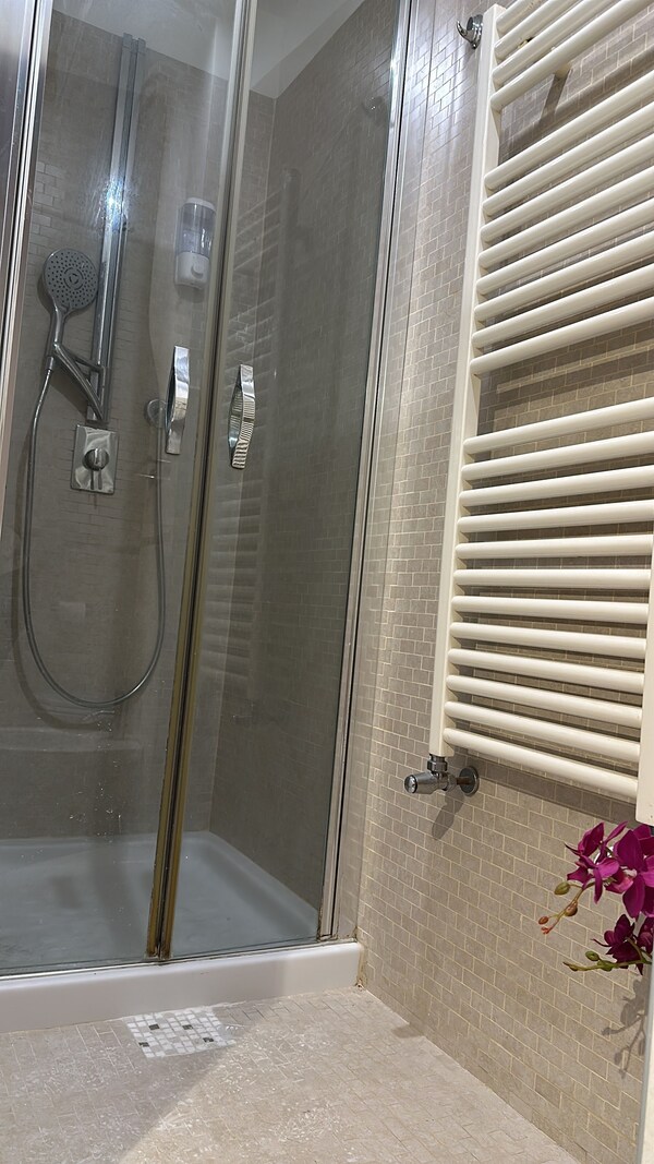 Offers The Necessary Amenities For An Unforgettable Stay In The Eternal City - Vatikánváros
