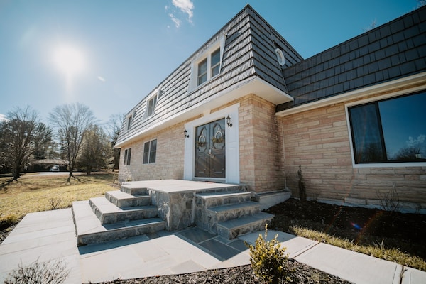 Great Falls Modern Escape: 10br/5ba Luxury Retreat! - Reston, VA