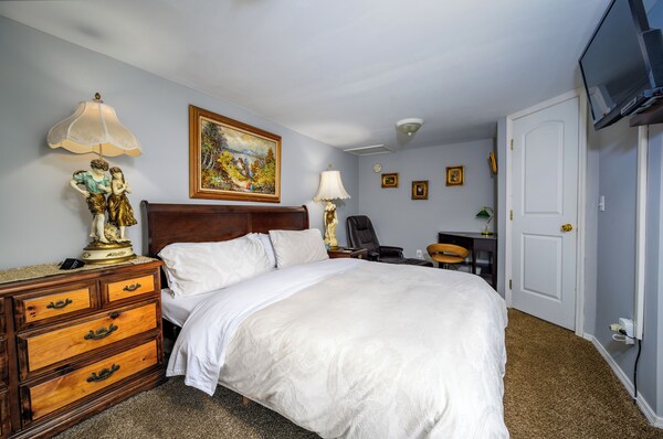 Americana Room. Elegant Room With A King-size Bed, En Suite Bathroom, And Mountain Views. Sleeps 2. <Br>a Gourmet Breakfast Is Free And Served Fresh Each Morning.<br>americana Room Is Located On The Second Floor Of Mountain Treasure Bed And Breakfast - Hunter, NY
