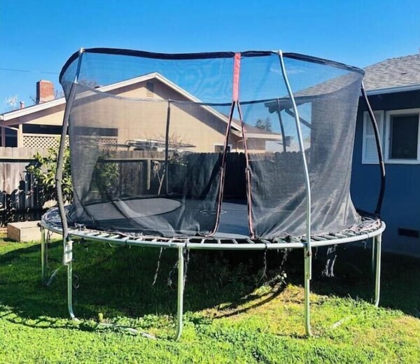 Yuba City 3 Bedrooms 4 Beds 2 Ba Spacious Game Room Games Playground Trampoline - Yuba City, CA