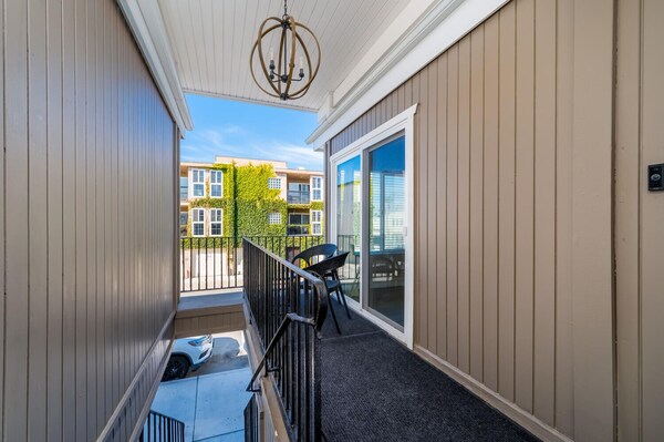 Steps To Beach + Ac + Parking! - Irvine, CA