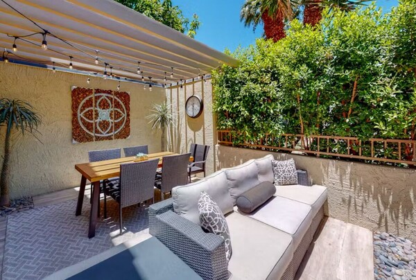 Indian Wells Chic Villa With Fire Pit, Patio, Kitchen, Pool, And Majestic Views - Indian Wells, CA