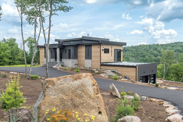 New! Chalet Mont-steele | 5 Bedrooms | Hot Tub | Outdoor Pool / Tremblant Living - Laurentides
