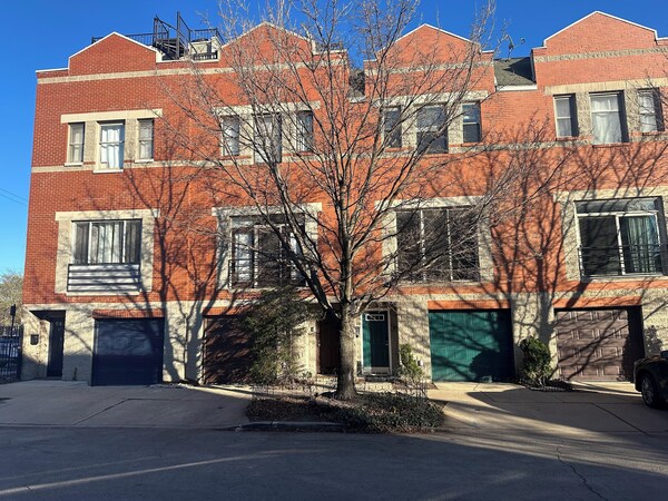 Huge! 3br Private Home+garage+360° Roof Deck+hot Tub+ev+sleeps 12 - Grant Park, IL