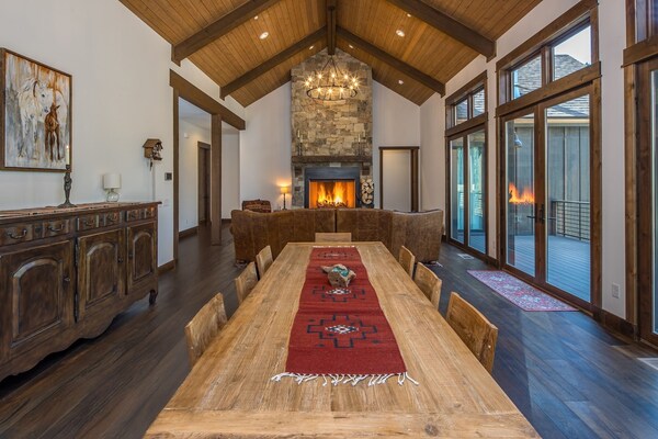 Book Now For Summer! Luxury Chalet! 10 Minutes To Big Sky Base! Fireplaces And Outdoor Grill! - Big Sky, MT