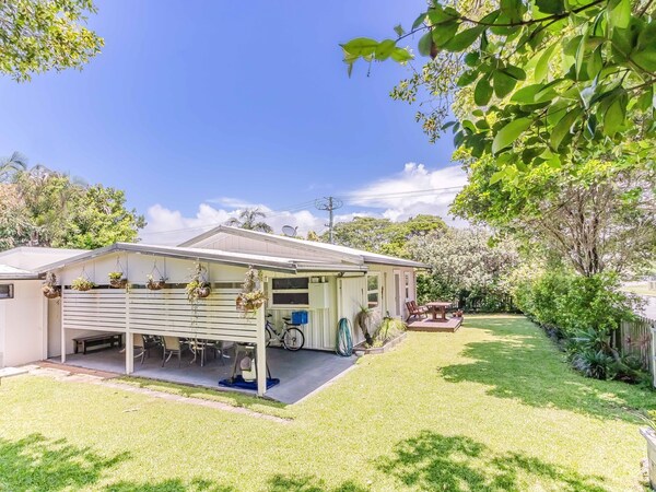 Charming 3-bedroom, 1 Bathroom Holiday House Near The Beach! - Kingscliff