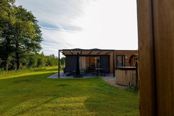 De 6-persoons Vakantievilla Amalia Met Privé Sauna En Hottub, Heeft Een Ruime Woonkamer, Open Keuken, Drie Slaapkamers En Ruim Terras. - Overijssel
