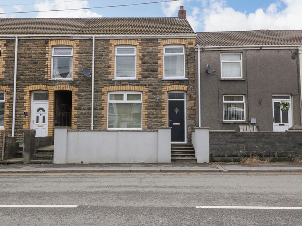 32 Bridgend Road, Pet Friendly, With A Garden In Maesteg - Kenfig Pool