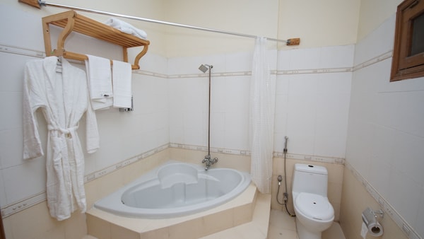 Beautiful Deluxe King Room, Fully Furnished. - Karachi