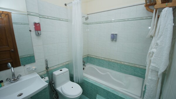 Superior King Room, Fully Furnished And Fully Equipped. - Karachi