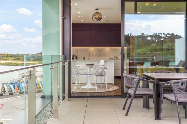 Luxe Waterfront Home With Bay Views And Carpark - Riverhead