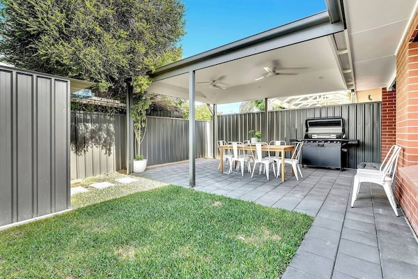 Redbrick Retreat Generous Coastal Escape - Adelaida