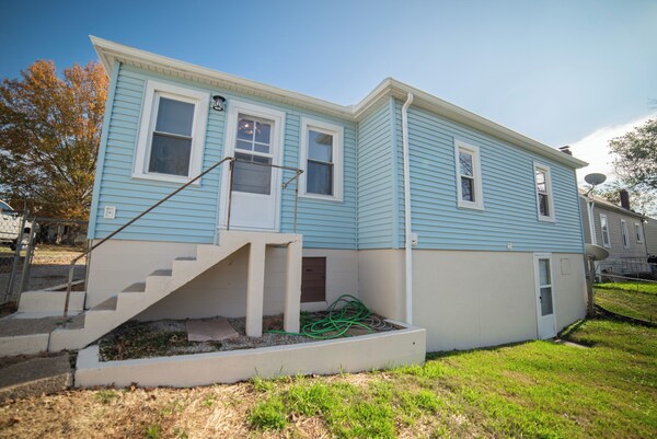 Coastal Comfort At The Salty Nest: Pet-friendly With King Bed & Fast Wifi! - Jackson, MO