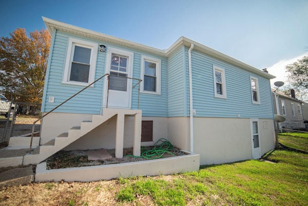 Coastal Comfort At The Salty Nest: Pet-friendly With King Bed & Fast Wifi! - Jackson, MO