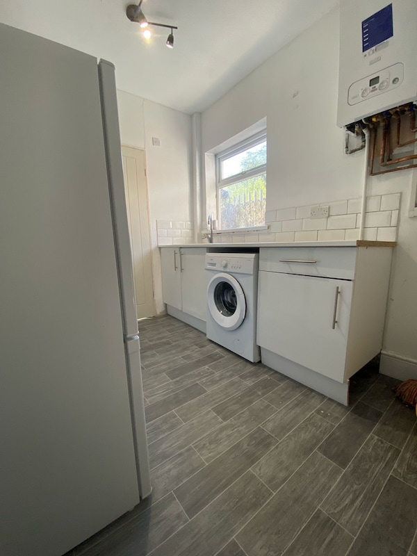 Notts - 2x Kitchen & Shower Home - 諾丁漢