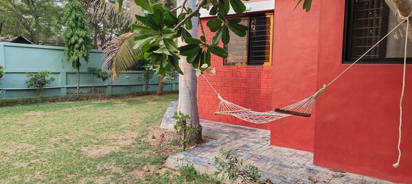 Charming 2-bedroom Villa With Huge Garden - Ahmedabad
