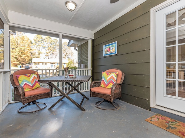 Mid-term Rental Beautiful 4-bedroom Haven In Great Durham Location - Cary, NC