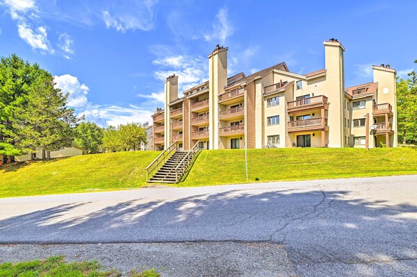 Snow Mountain Condo: Hot Tub + Shuttle To Resort - Stratton, VT